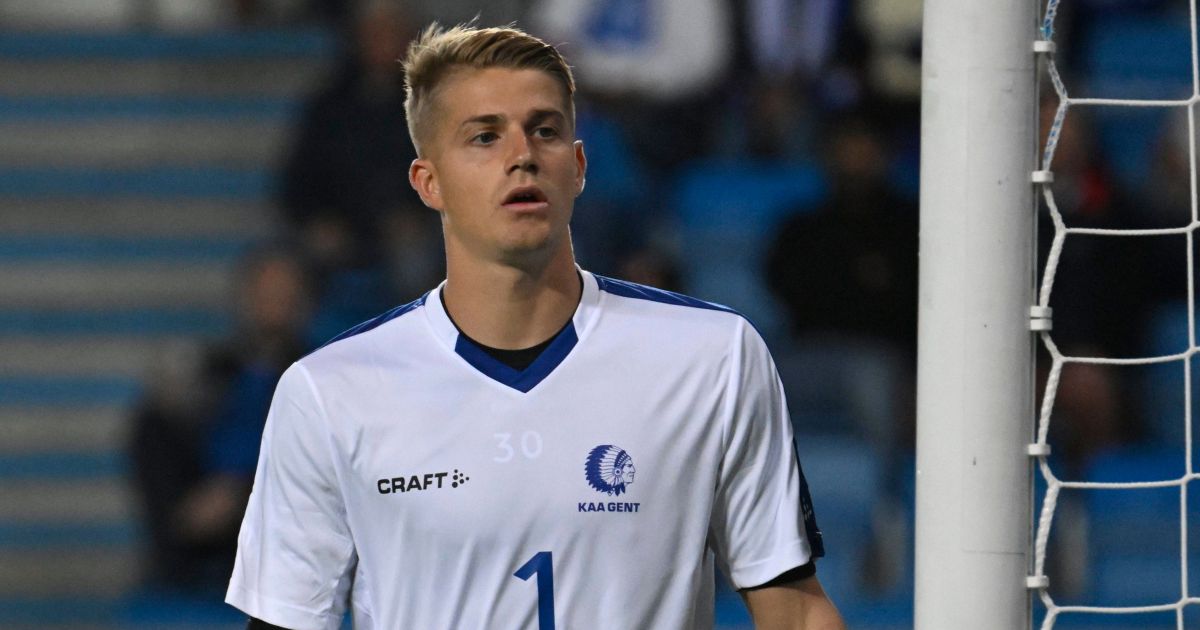 Nardi maakt Europees debuut bij KAA Gent in opwarmingsshirt ...