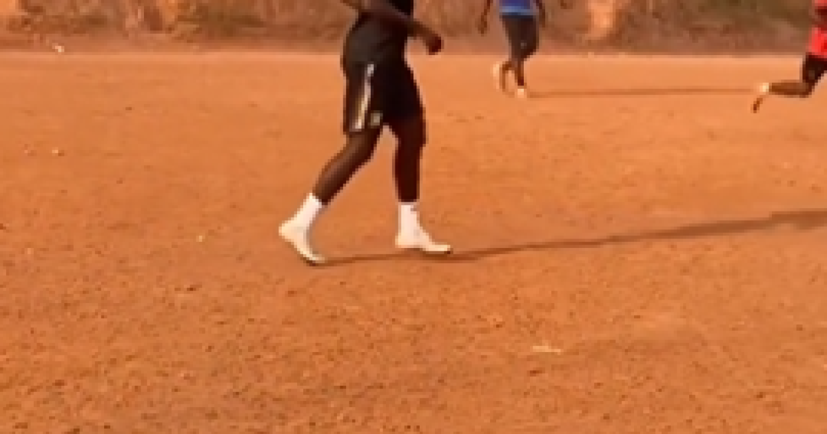 Veelbesproken Onana gespot in Kameroen bij voetbalwedstrijdje met ... Veelbesproken Onana gespot in Kameroen bij voetbalwedstrijdje met ...