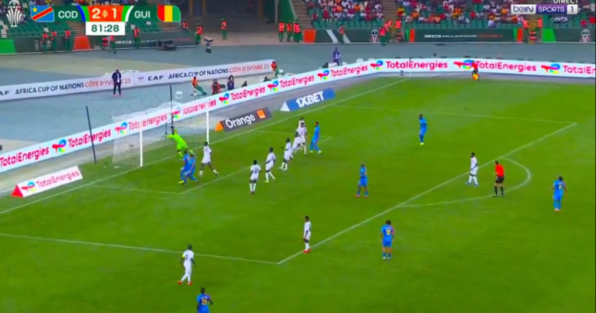 GOAL: Blunder keeper of geniaal? Congo schiet vrije trap vanaf zijlijn ...